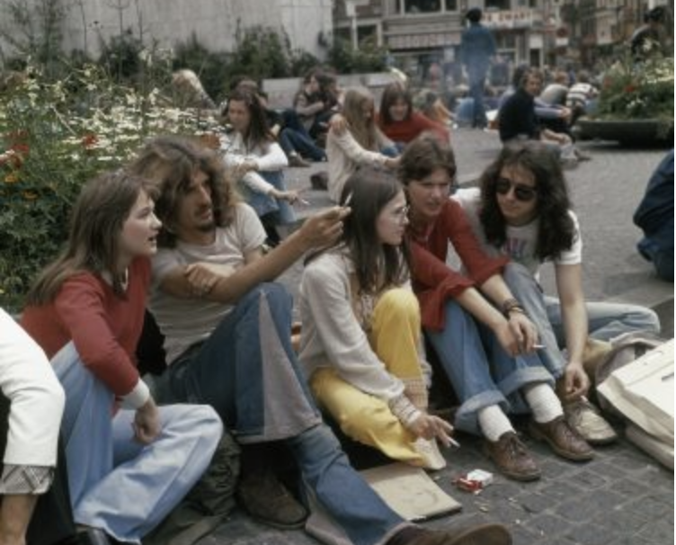 Welvaart, jongerencultuur en mode in de sixties | SchoolBANK.nl - vind ...